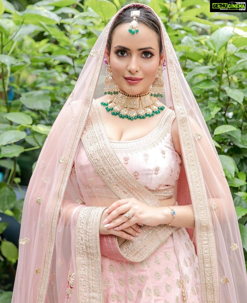 Actress Aanchal Munjal HD Instagram Photos and Wallpapers November 2021 ...