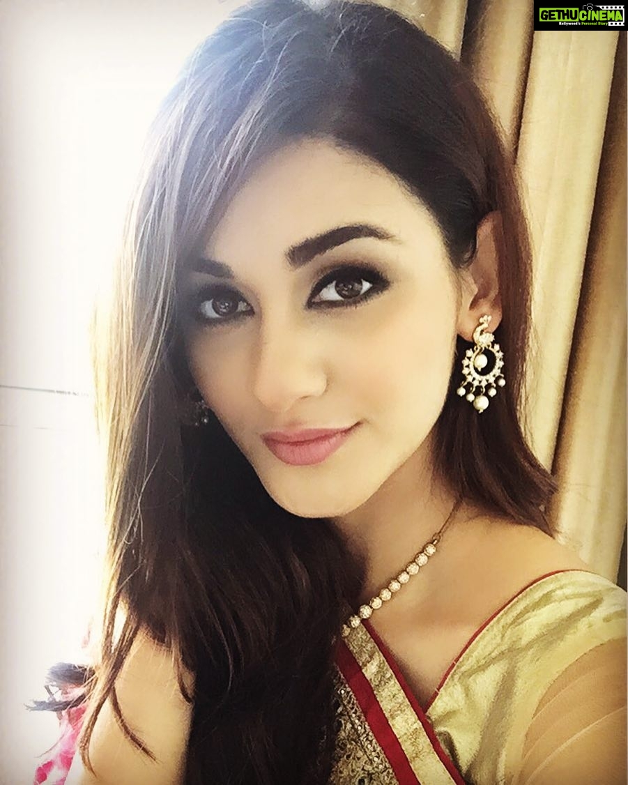 Aditi Arya Instagram – Finally wore a saree for today’s store opening ...