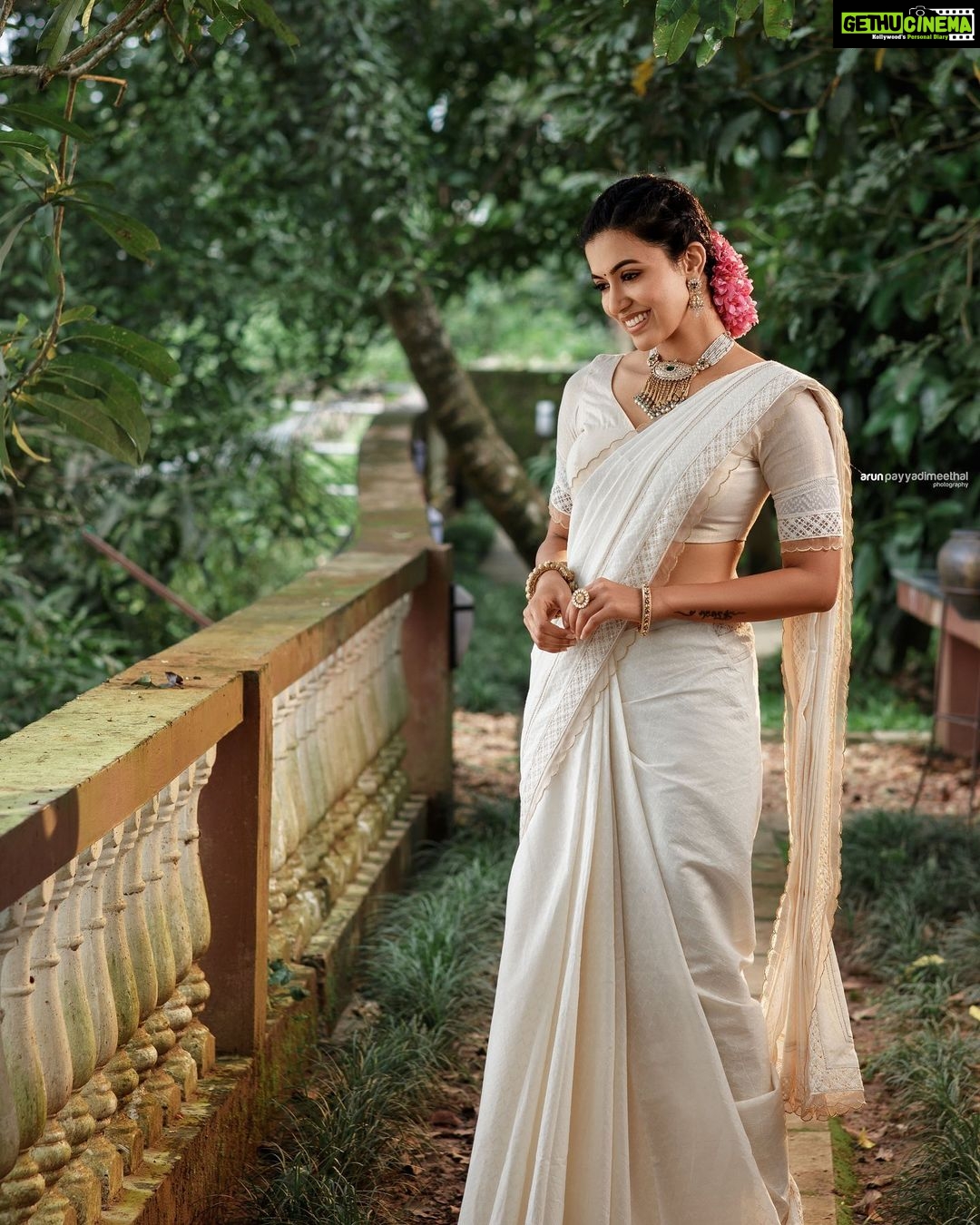 Anju Kurian Instagram – Kerala Piravi Aashamsakal 🌸! 📸- @arun ...