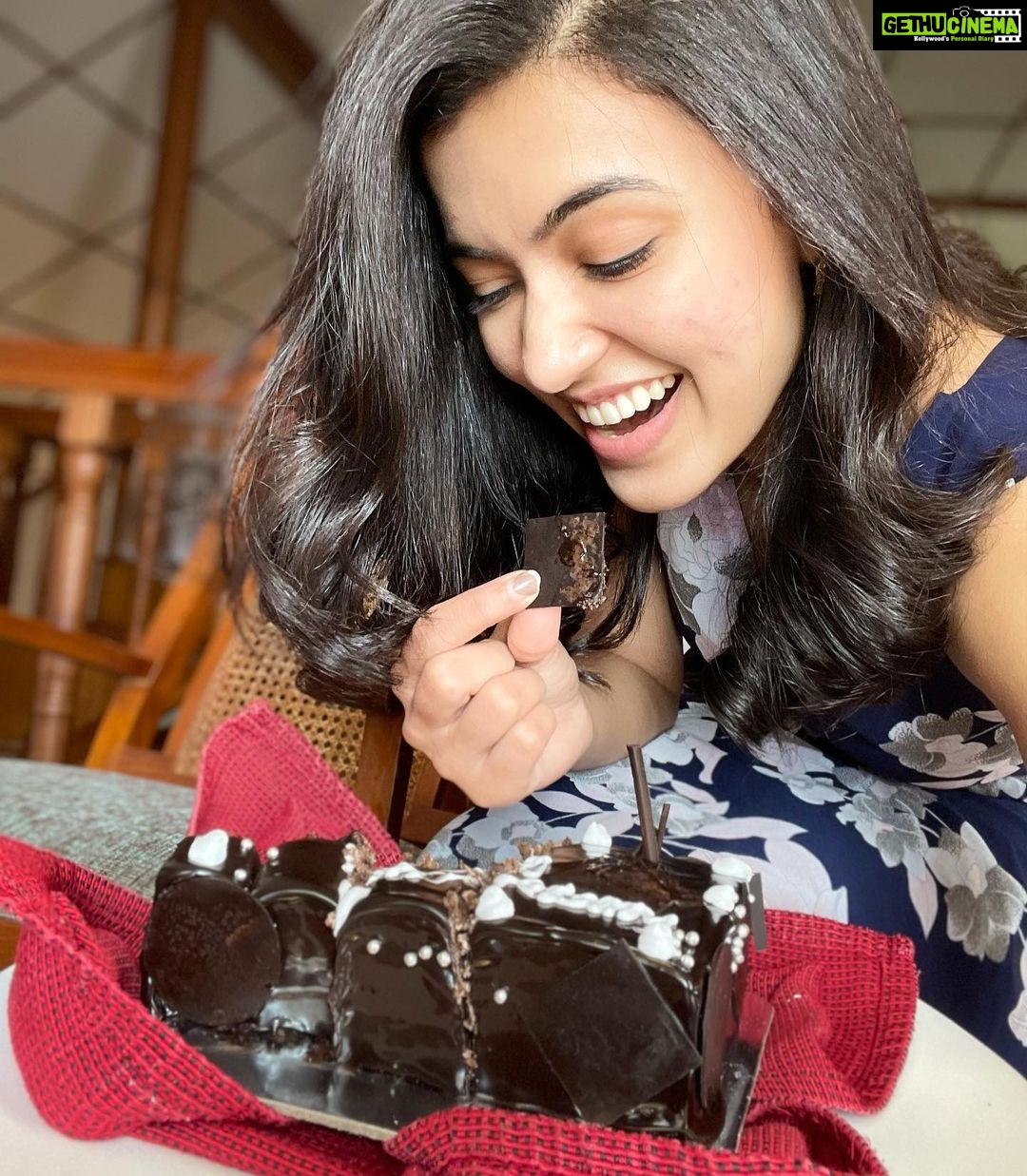 Anju Kurian Instagram – Relationship status : Eating 😋 | Gethu Cinema