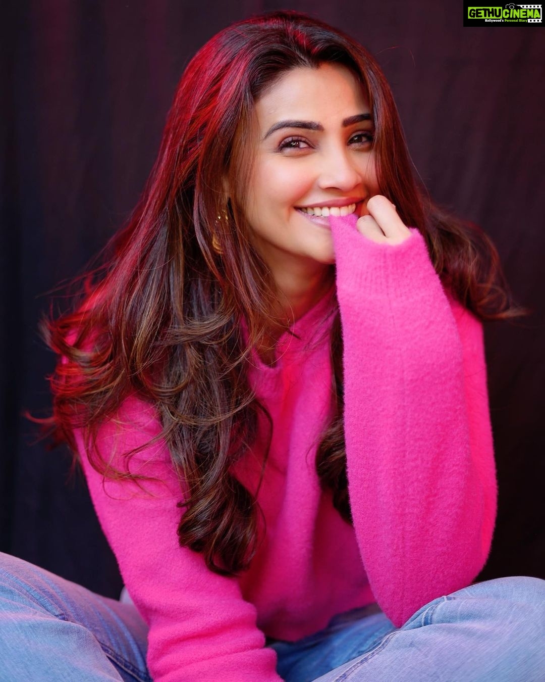 Daisy Shah Instagram – Serving sweaters for lunch today. Anybody wanna ...