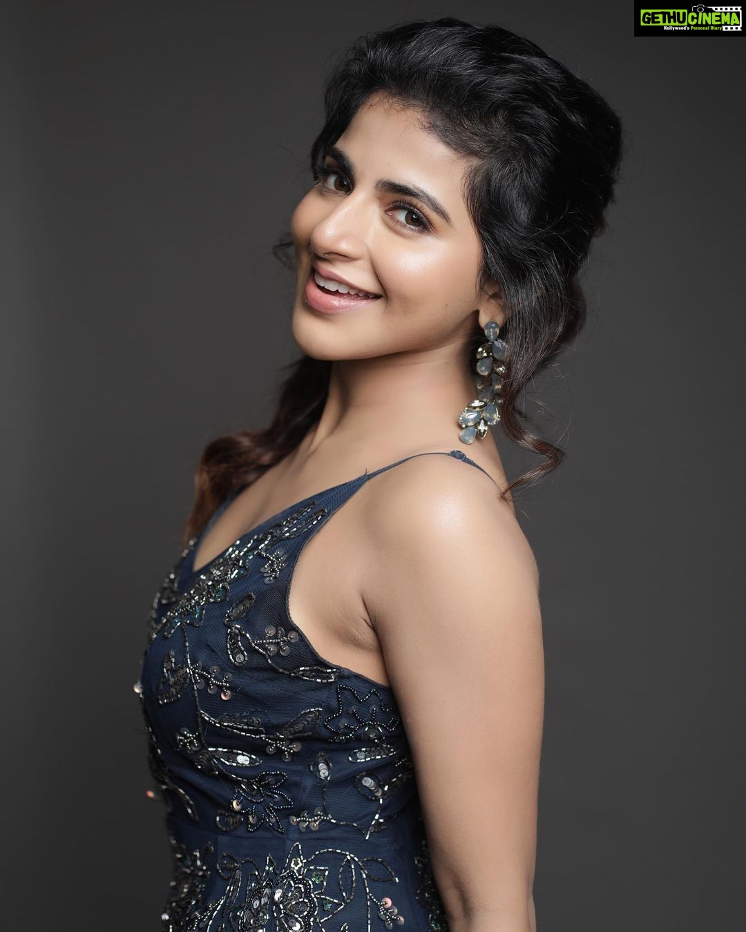 Iswarya Menon Instagram – 😬 Fake smile or Real smile? 🤨 | Gethu Cinema