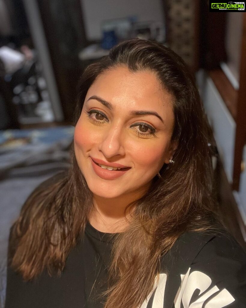 Actress Malavika Instagram Photos and Posts December 2021 | Gethu Cinema