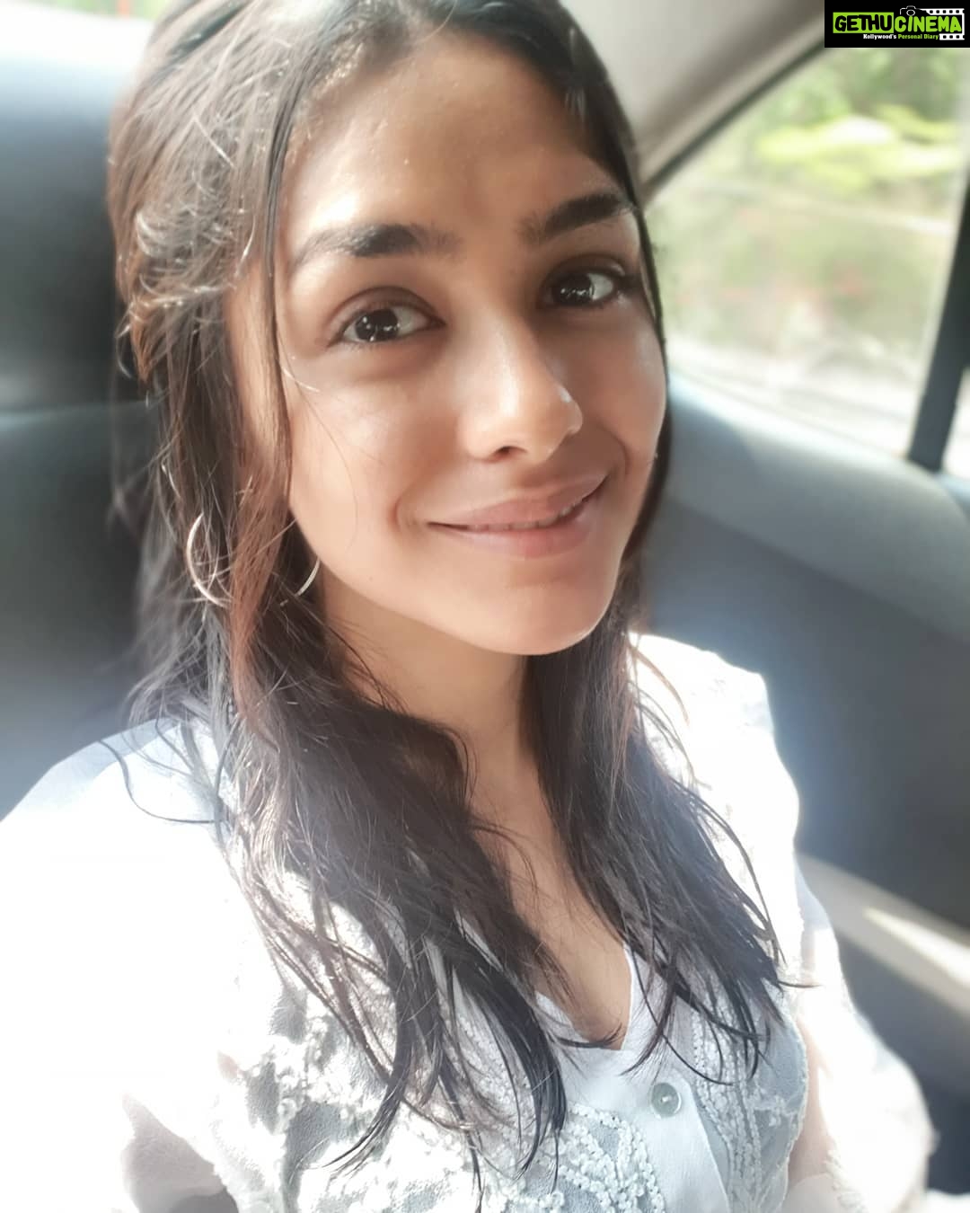 Mrunal Thakur Instagram – 🌸🌸 Smile please #nomakeup #sunkissed #smile ...