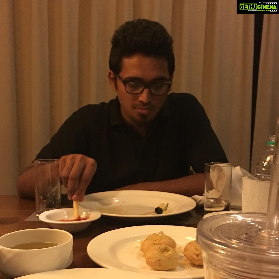 Nazriya Nazim Instagram – Someone seriously concentrating !! 😝😜😂 #late ...