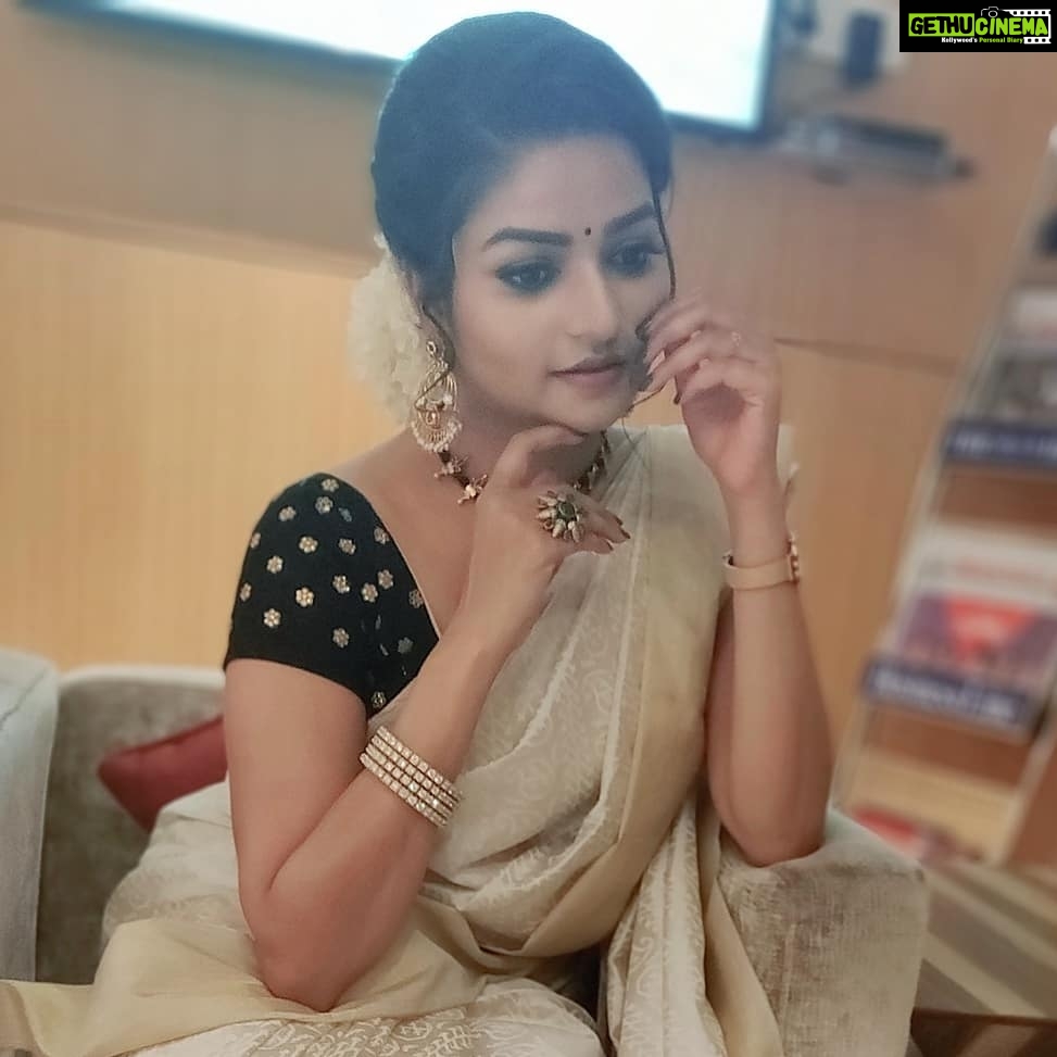 Nithya Ram Instagram - ETHNIC🖤⚪🖤 - Gethu Cinema