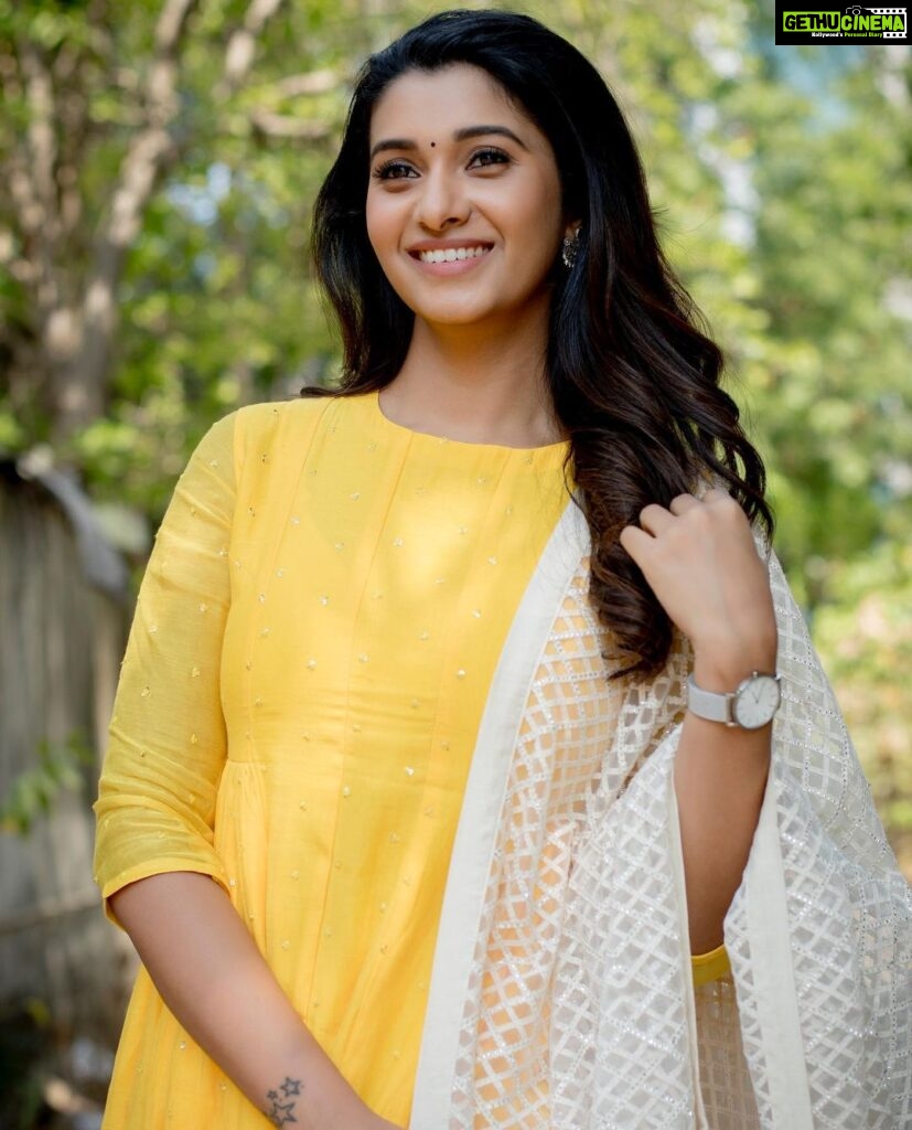 Priya Bhavani Shankar Instagram - ‘Wake up early go to beach come back ...