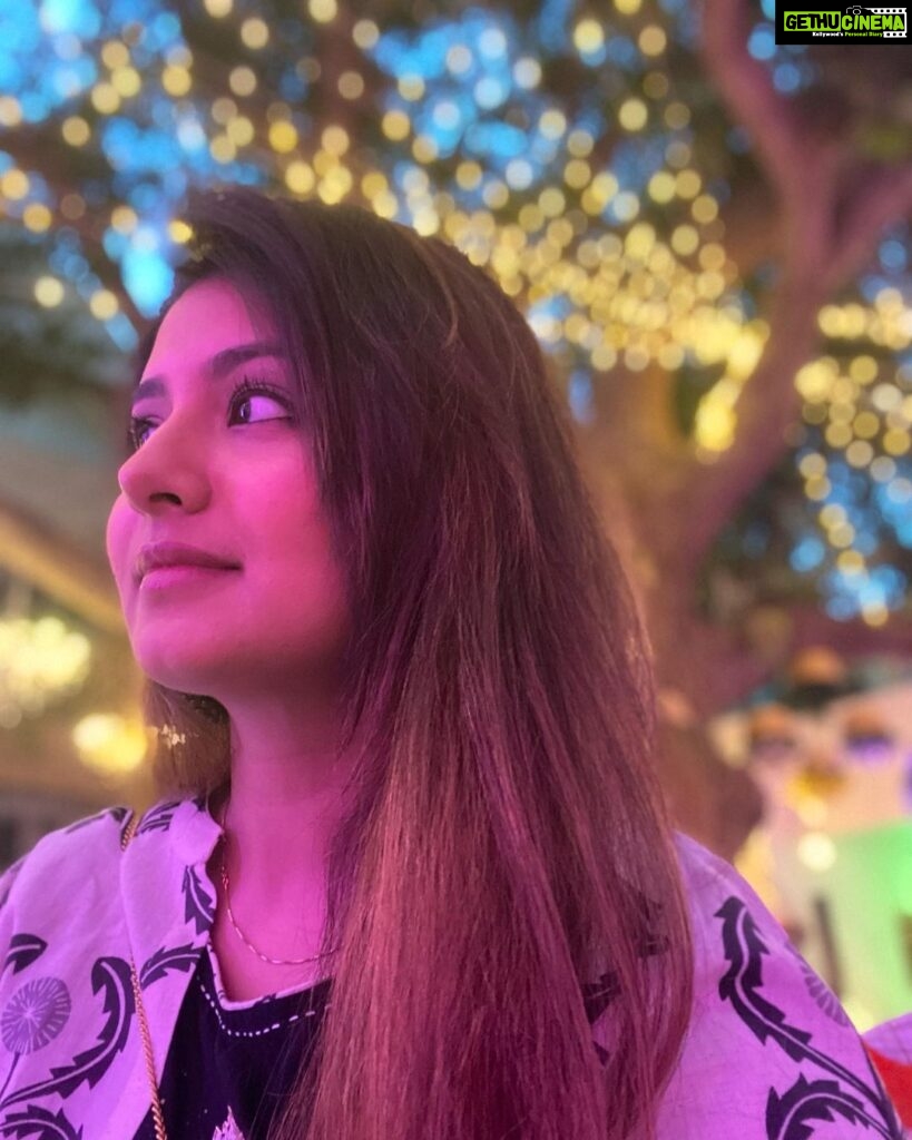 Reshmi Menon Instagram – Those colours 😍 | Gethu Cinema