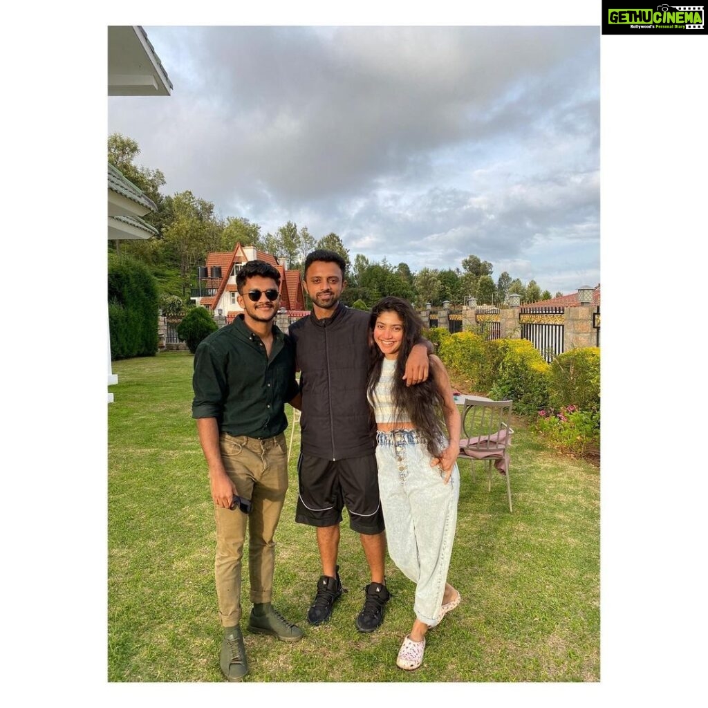 Sai Pallavi Instagram - Madhuve squad 😎 - Gethu Cinema