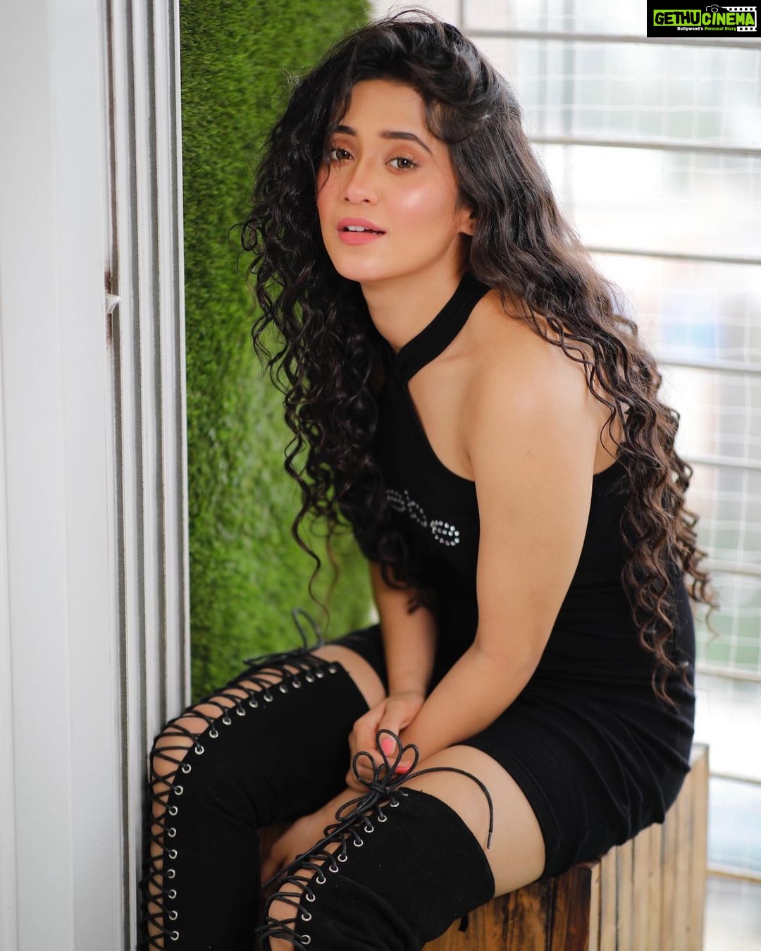 Shivangi Joshi Instagram – Embrace the glorious mess that you are. 🖤 ...