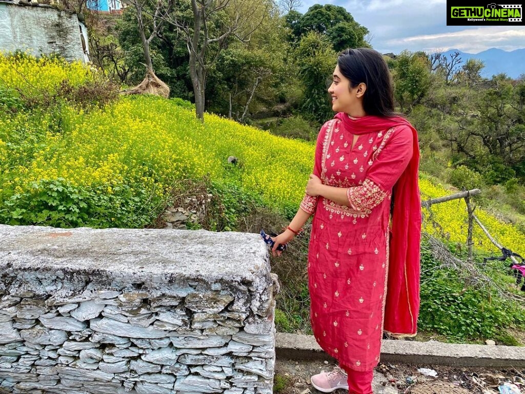 Shivangi Joshi Instagram – Happy Holi!! ️🧡💛💚💙💜🤍🤎💗 📸 @aol_chirag | Gethu ...