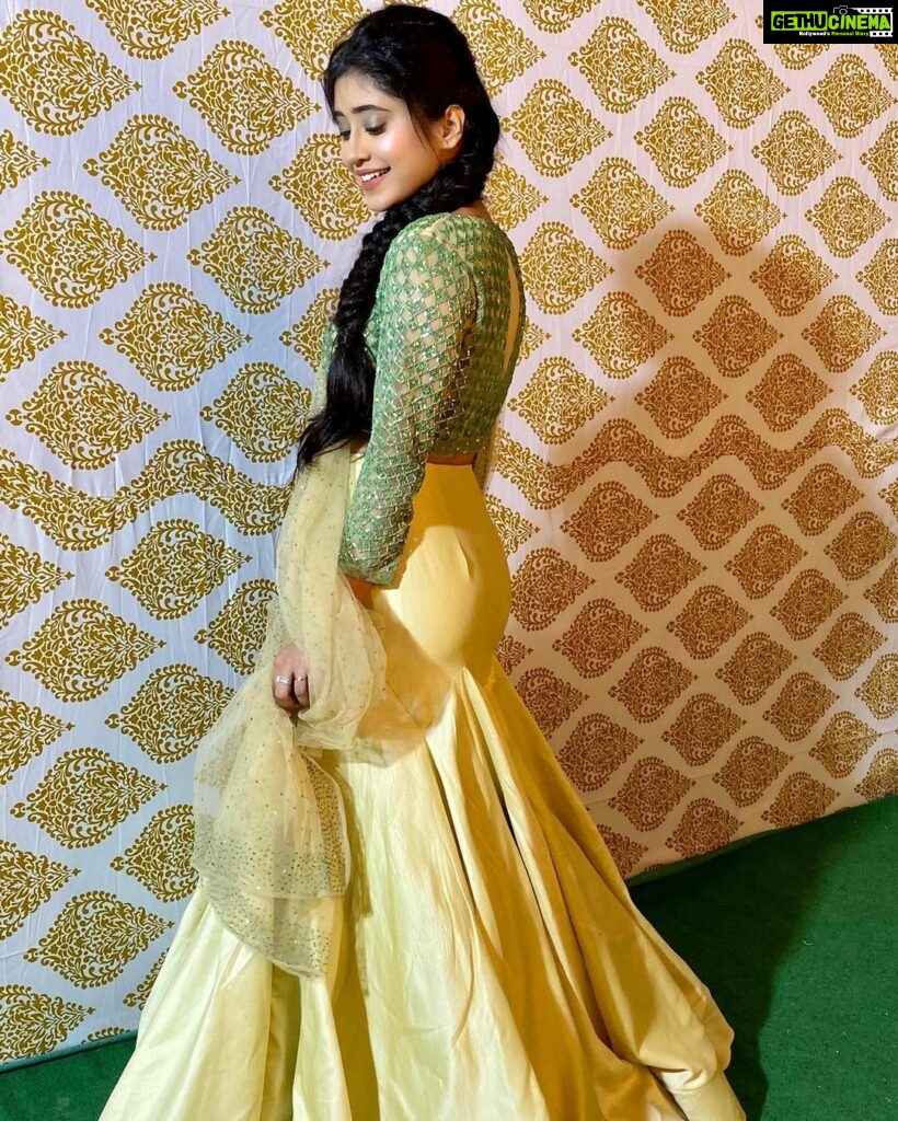 Shivangi Joshi Instagram - THE 19th ITA AWARDS 2019 Outfit ...