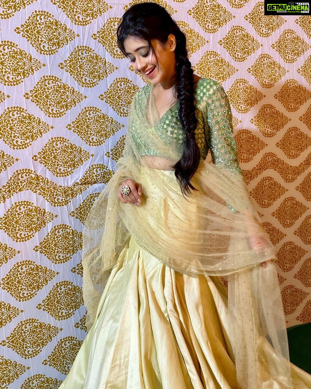 Shivangi Joshi Instagram – THE 19th ITA AWARDS 2019 Outfit ...