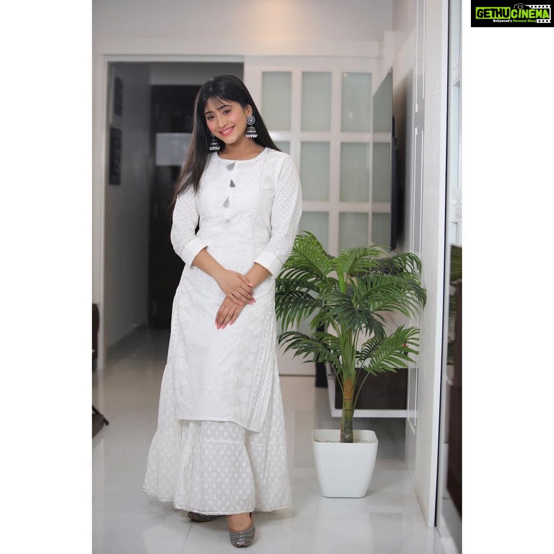 Shivangi Joshi Instagram – #HappyDussehra Outfit:- @beindiofficial ...
