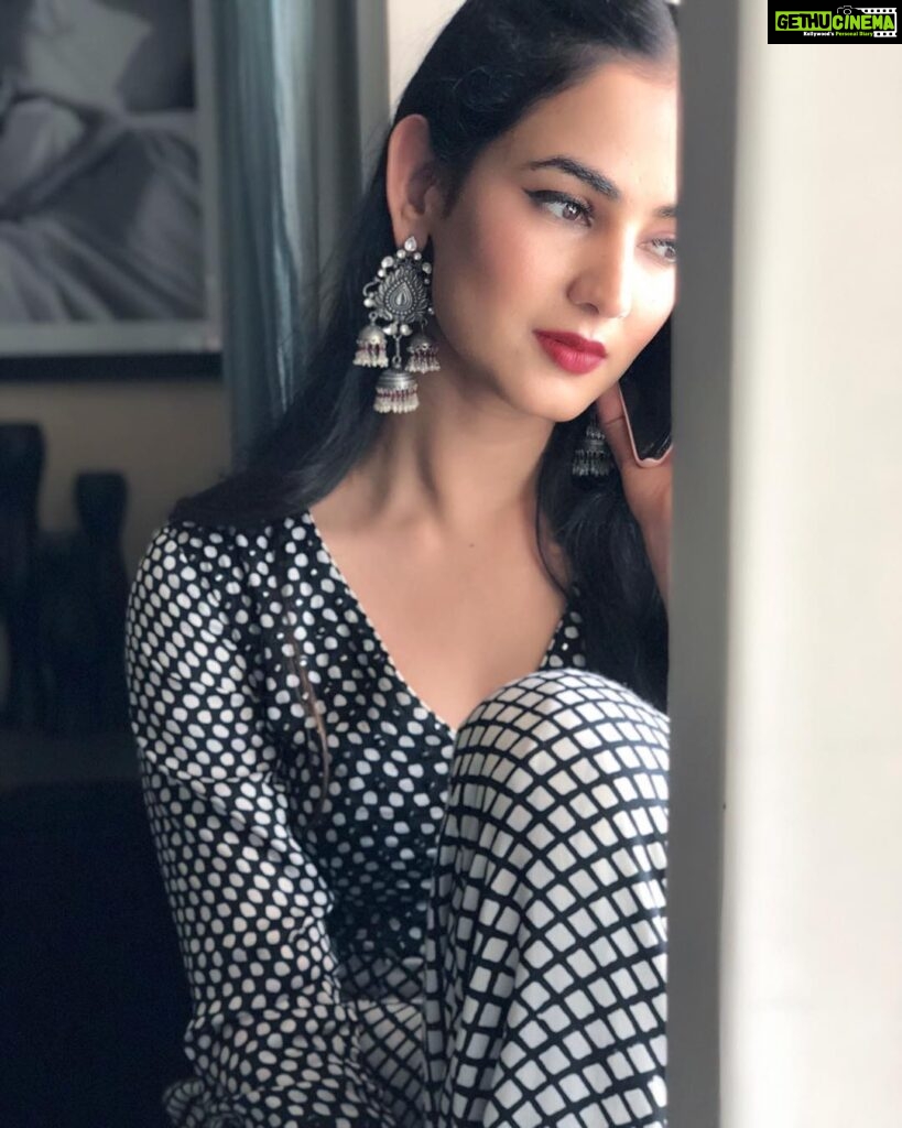 Actress Sonal Chauhan Instagram Photos and HD Wallpapers January 2022 ...