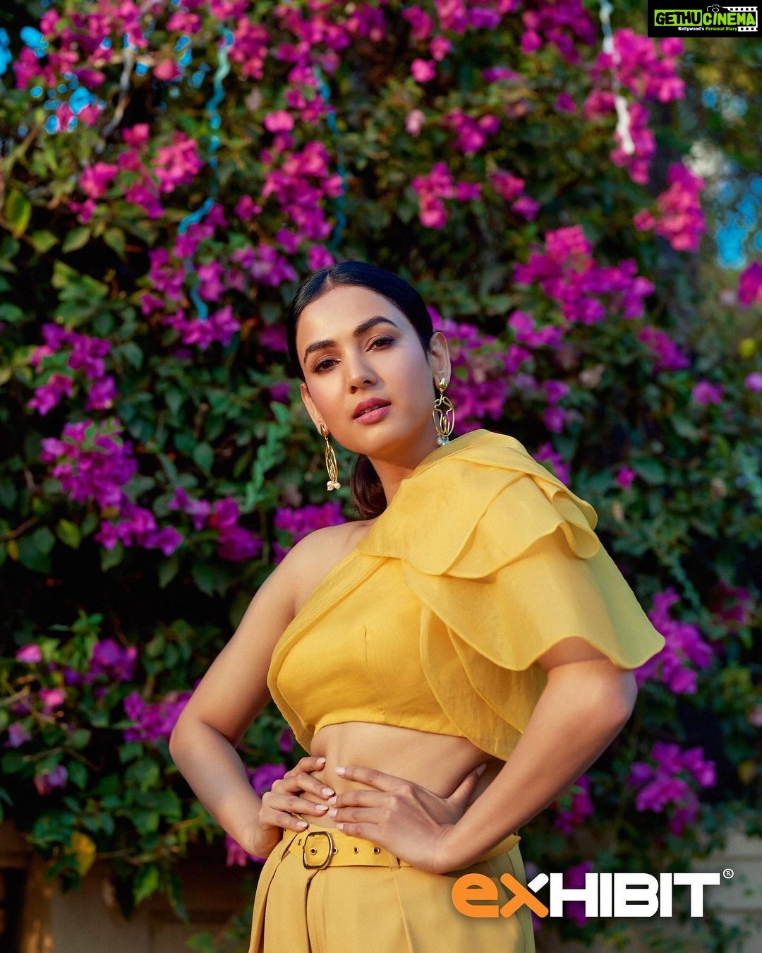 Sonal Chauhan Instagram - The right kind of Monday Blues 💙💦💙🧊💙💦 ...