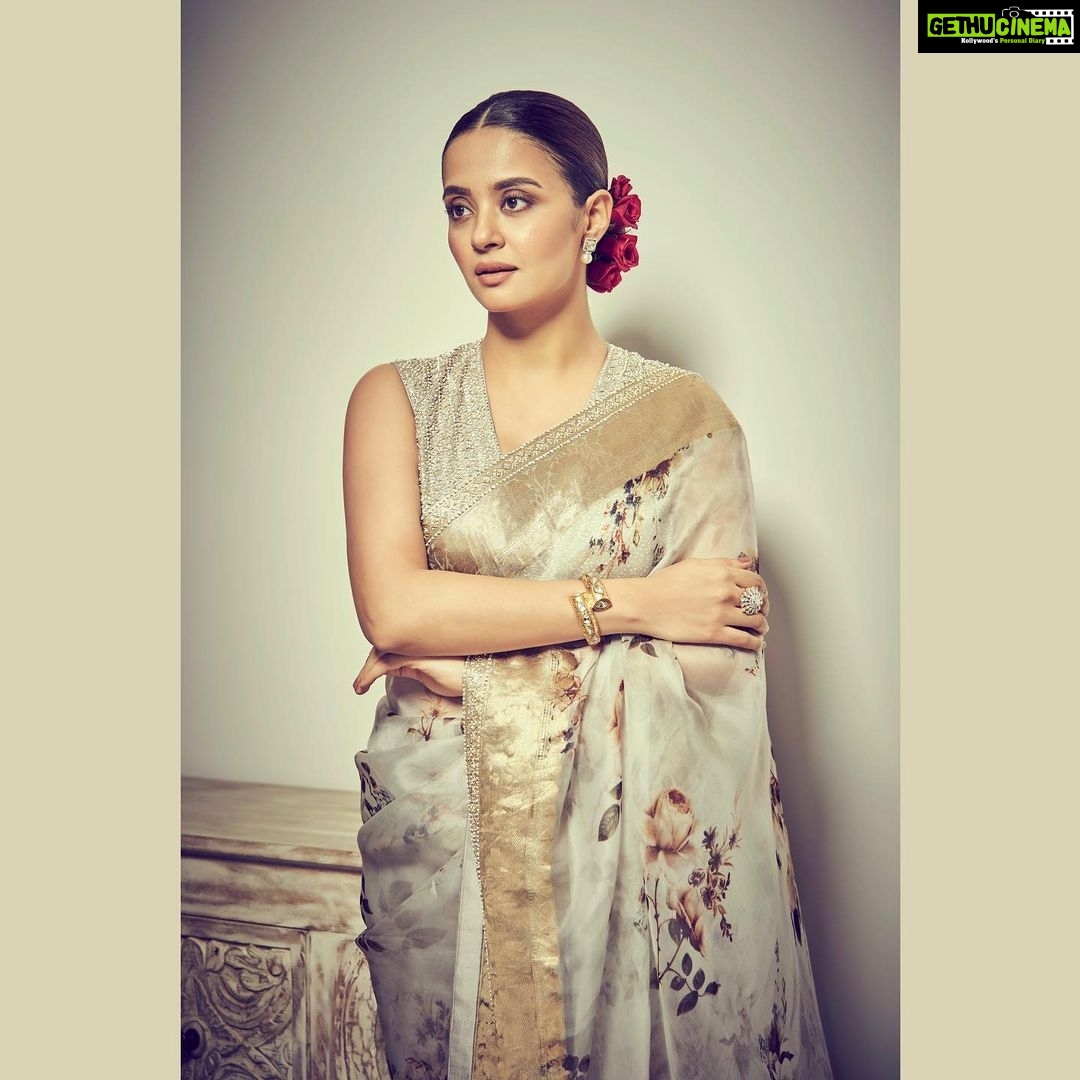 Surveen Chawla Instagram – Diwali it is..🌹 Outfit by @labeldebelle ...