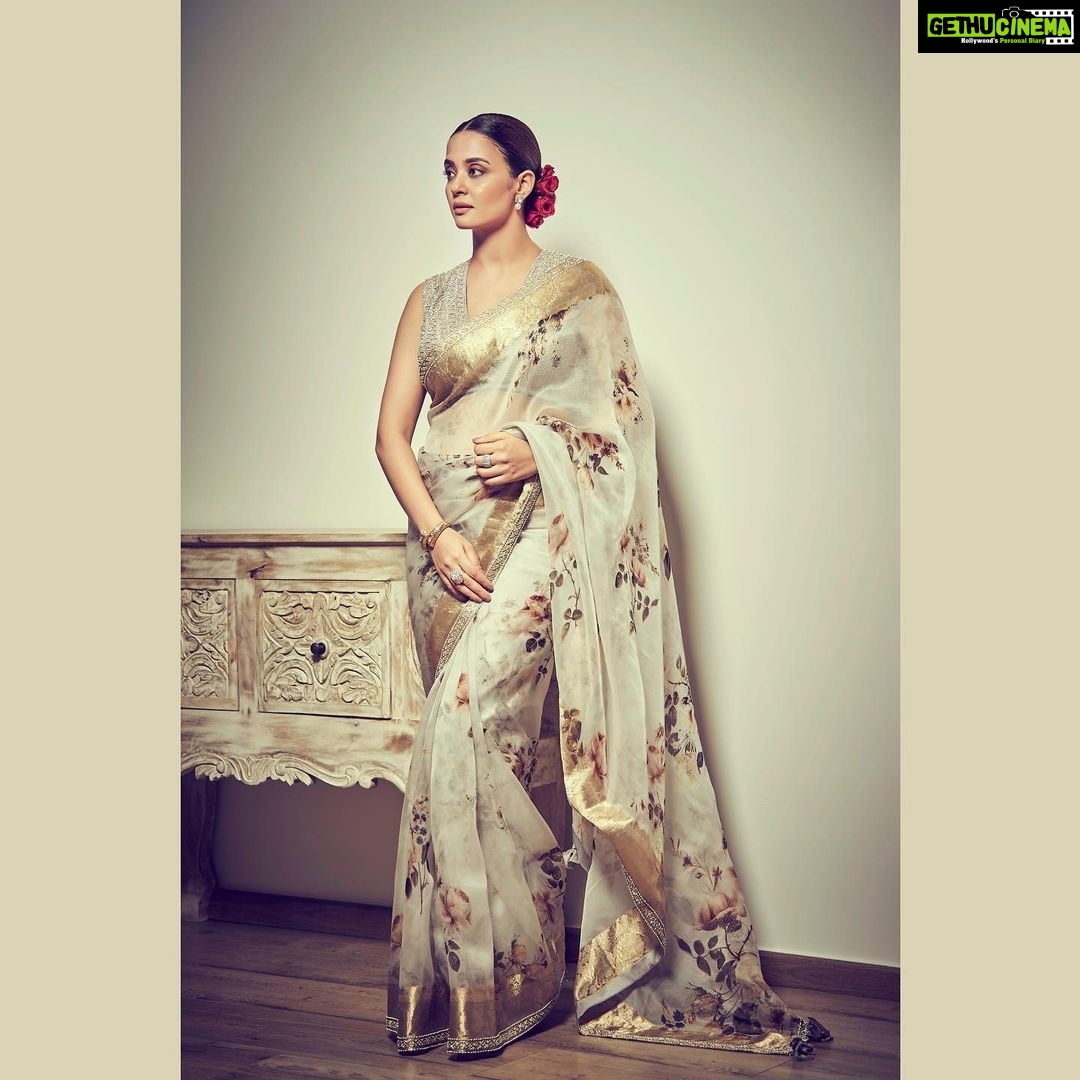 Surveen Chawla Instagram – Diwali it is..🌹 Outfit by @labeldebelle ...