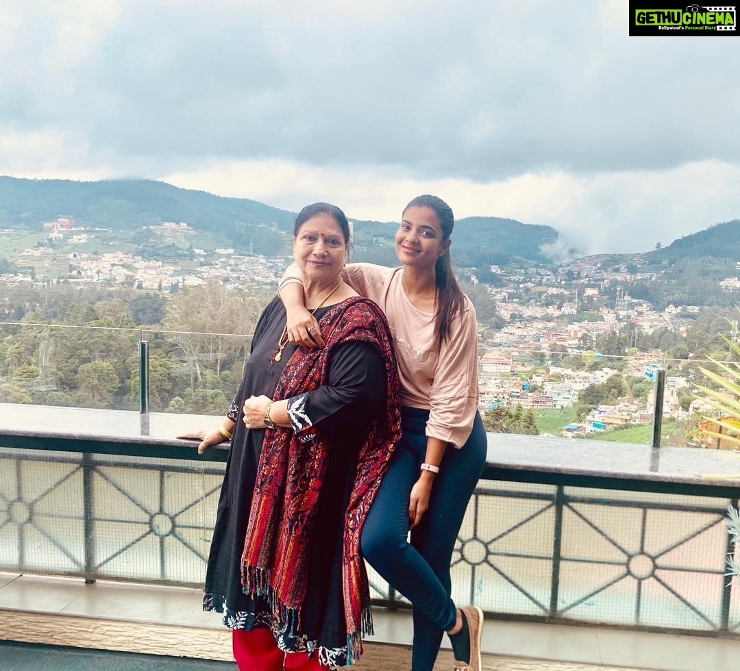 Aishwarya Rajesh Instagram – Love for mom .. unconditional love .. Ooty ...