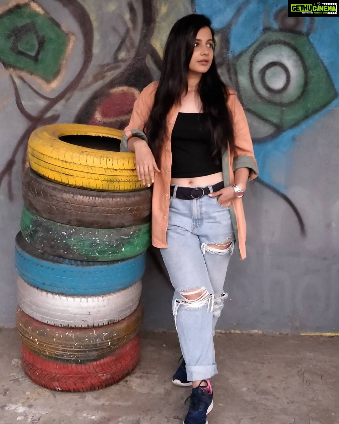 Angana Roy Instagram – Top ‘tyre’. 📷@ayan.bhattacharjee_ #casuallook #outfitoftoday #wednesdays ...