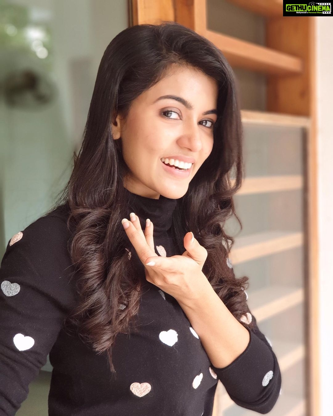 Anju Kurian Instagram – Any interesting captions???😄😄😄 | Gethu Cinema