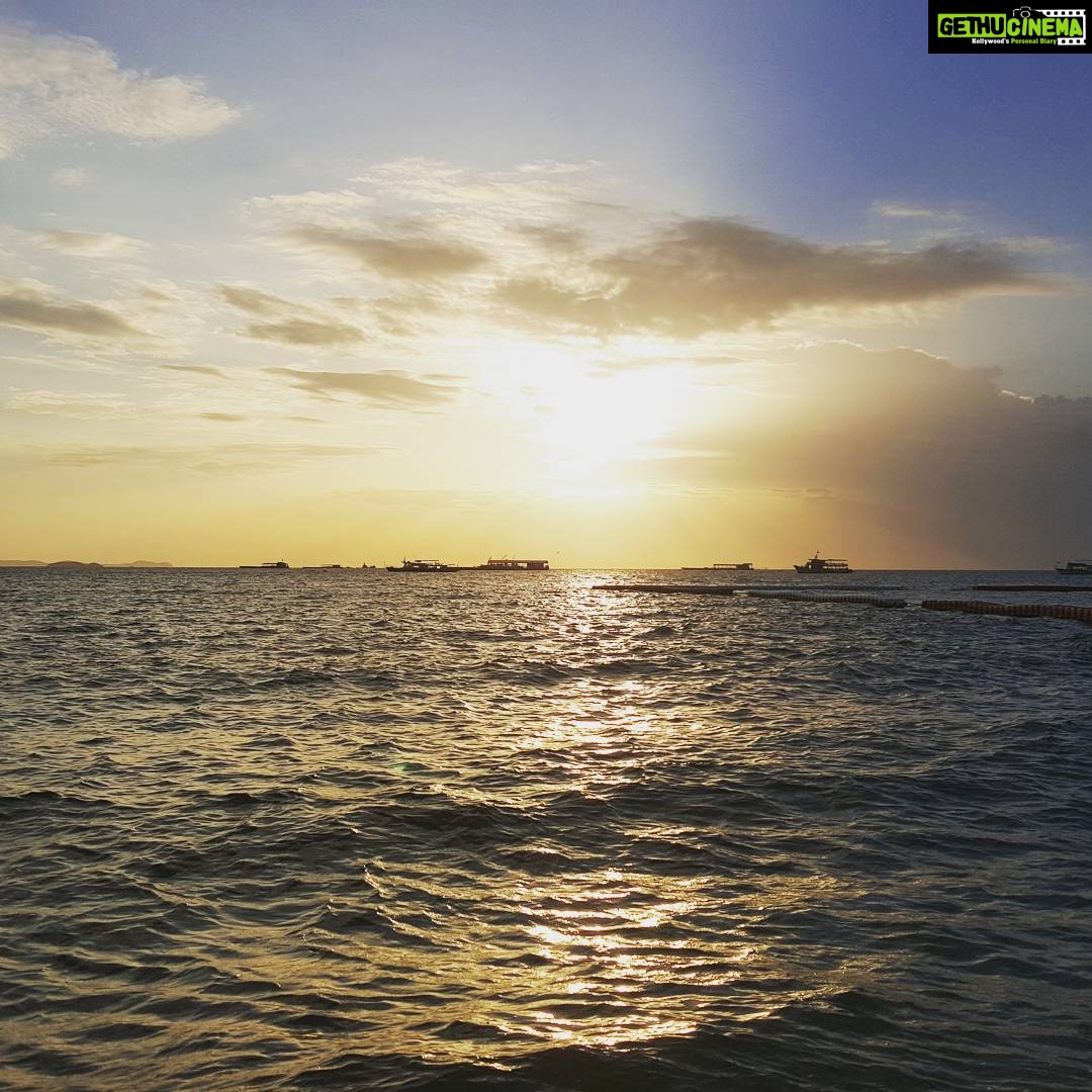 Anupriya Kapoor Instagram – Saagar par asman ka saaya aur suraj ki ...