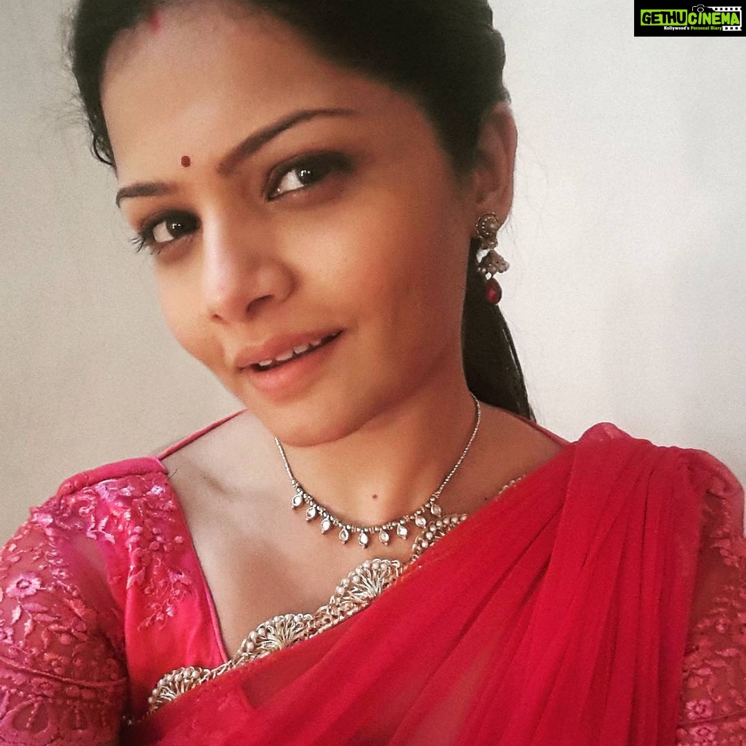 Anuya Bhagvath Instagram – D red hot aunty :P | Gethu Cinema