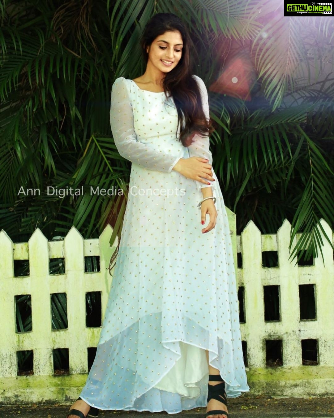 Actress Athmiya HD Photos and Wallpapers October 2019 - Gethu Cinema