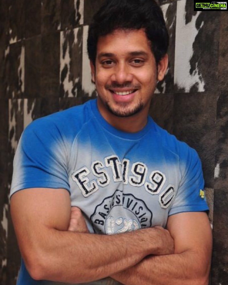 Bharath Instagram - No lights in vanity van !! Yet selfie addicted !! Mrng all .@# Simba shoot ...