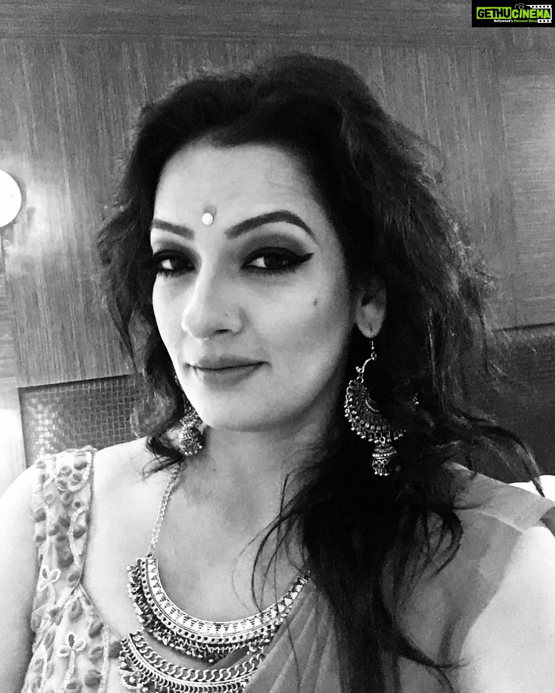 Actress Falguni Rajani HD Photos and Wallpapers August 2019 - Gethu Cinema