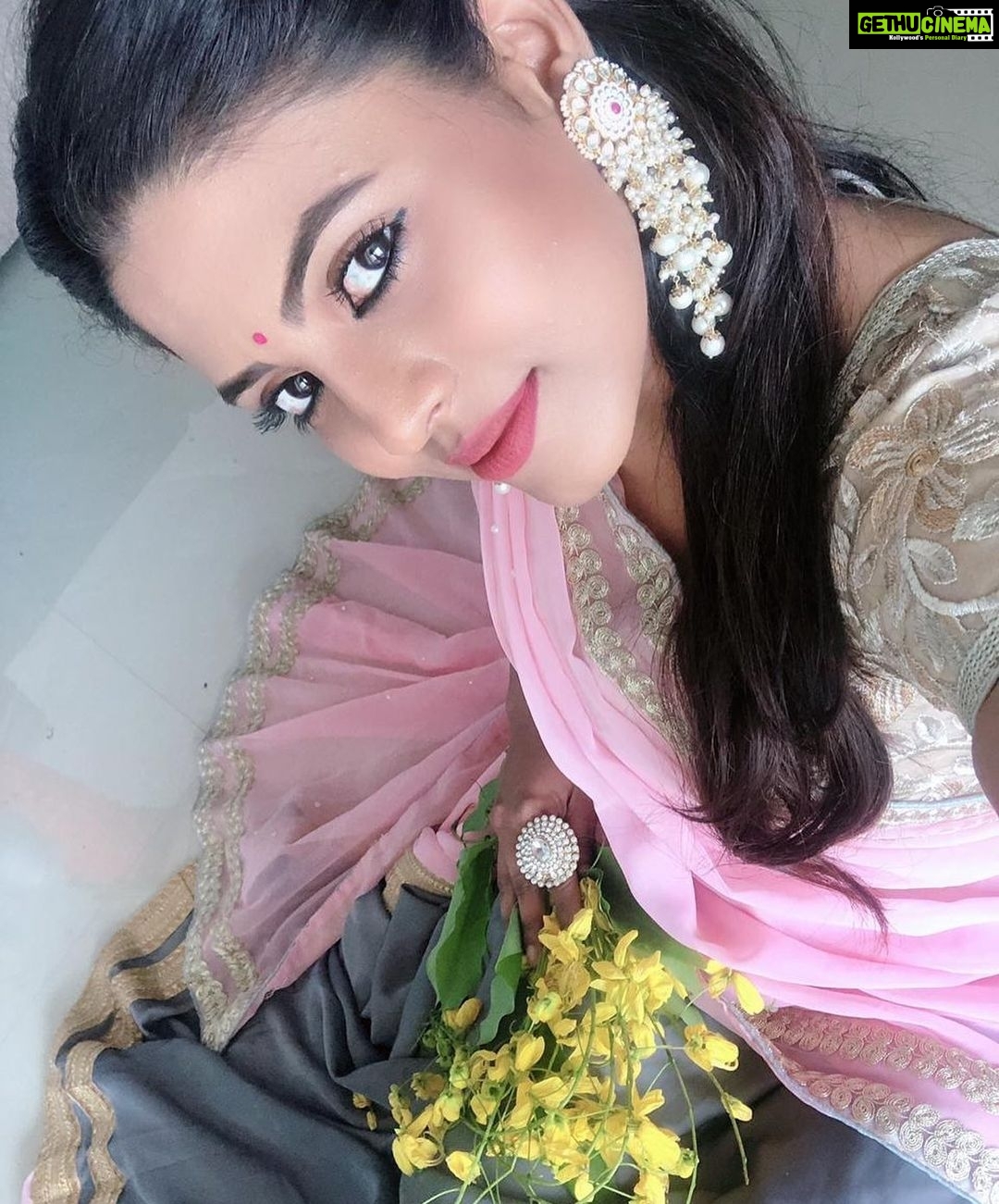 Actress Iniya HD Instagram Photos and Wallpapers April 2020 | Gethu Cinema