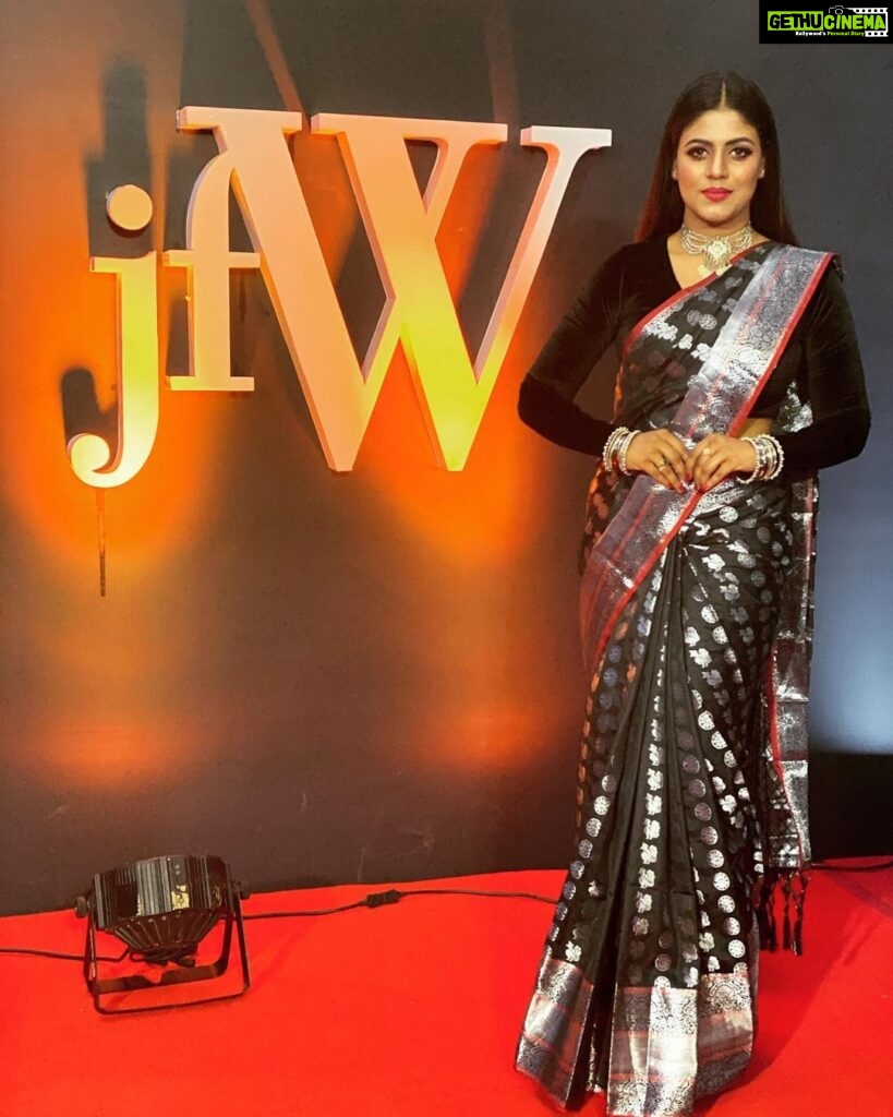 Actress Iniya HD Instagram Photos and Wallpapers March 2020 | Gethu Cinema