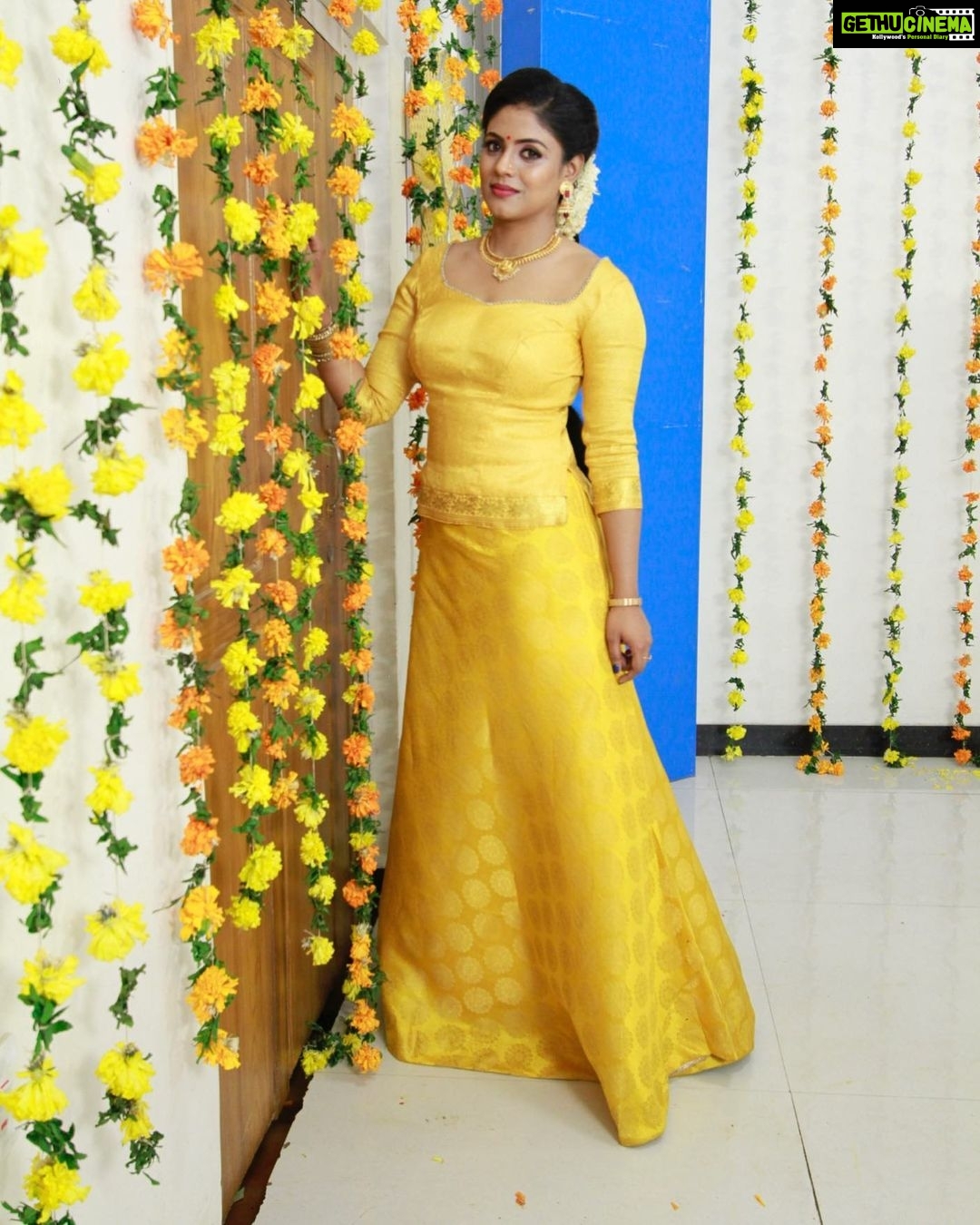 Actress Iniya HD Instagram Photos and Wallpapers October 2019 | Gethu ...