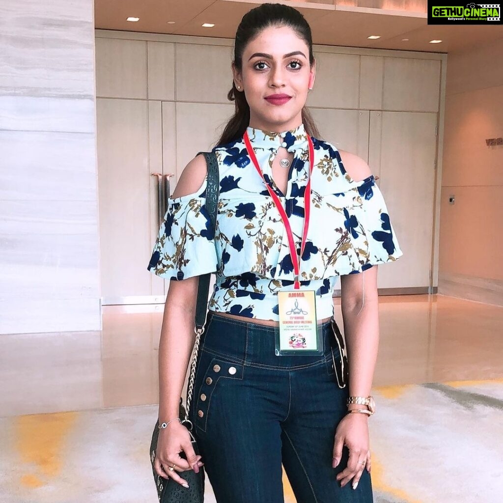 Actress Iniya HD Instagram Photos and Wallpapers August 2019 | Gethu Cinema