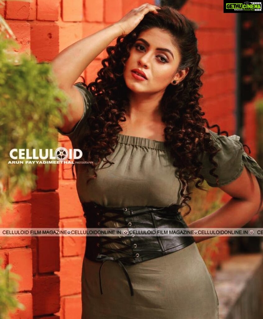 Actress Iniya HD Instagram Photos and Wallpapers April 2019 | Gethu Cinema