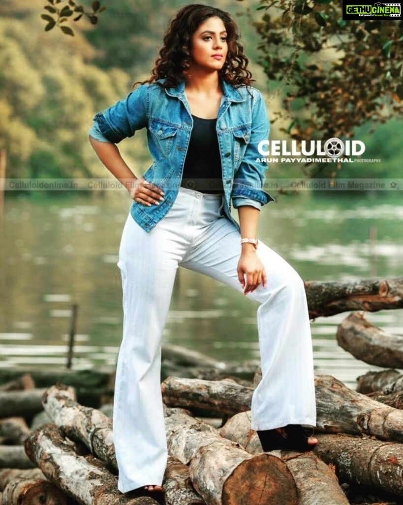 Actress Iniya HD Instagram Photos and Wallpapers April 2019 | Gethu Cinema