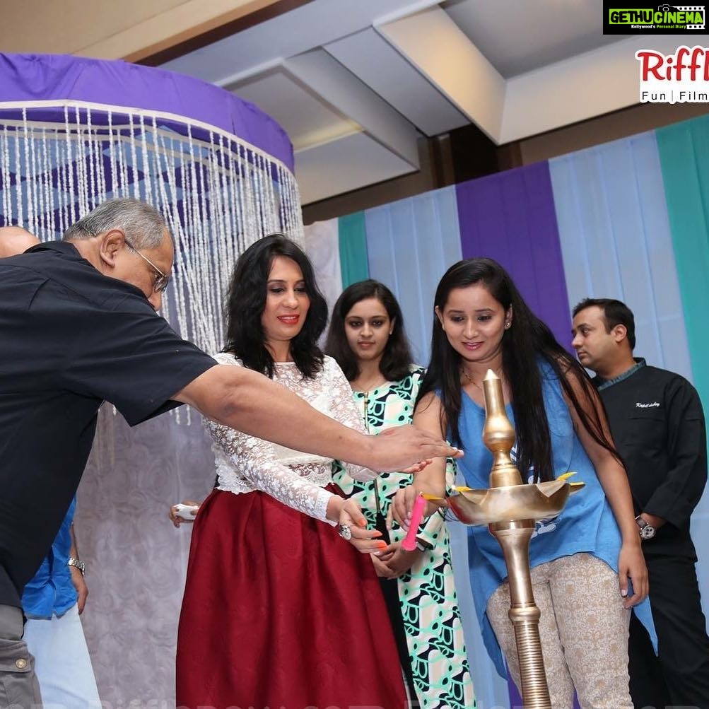 Ishika Singh Instagram - This cake cutting was fun ... 5 pieces were ...