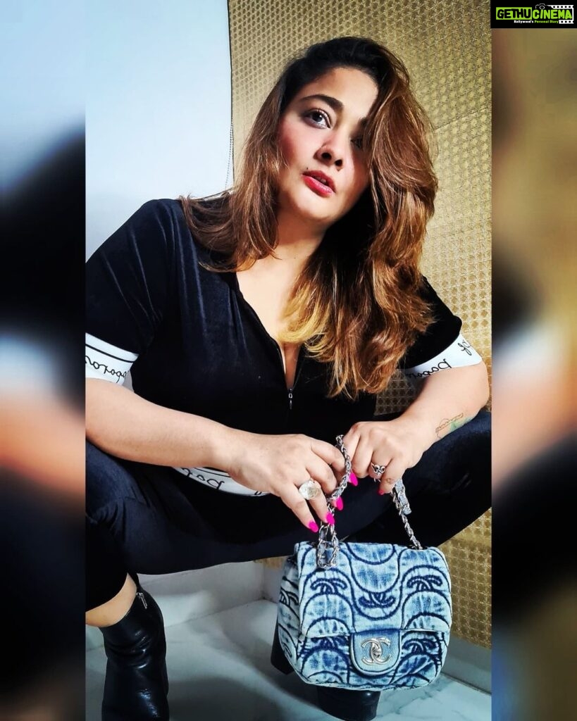 Kiran Rathod Instagram – Do you believe in love at first sight? # ...