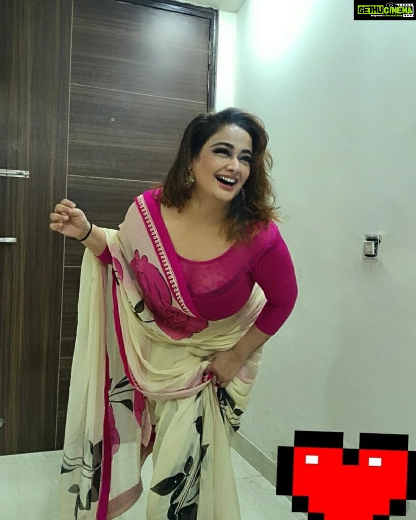 Kiran Rathod Instagram - Beautiful Naari in a Beautiful Saree 😍 #saree# ...