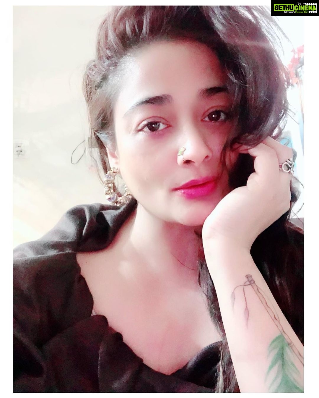 Kiran Rathod Instagram – Sit n pose.. all set for 2020 🙌🏻# ...