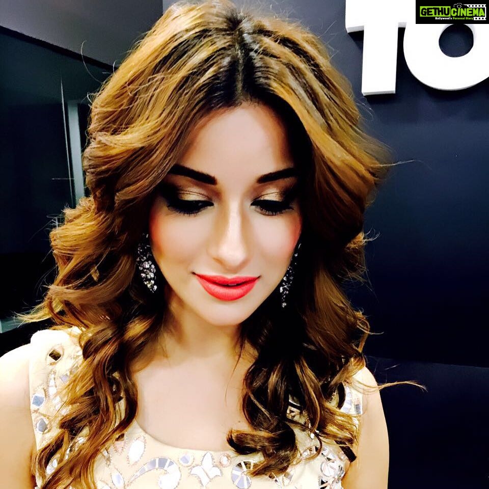 Madhuurima Instagram - Thank you for the superbbb makup and hair by ...