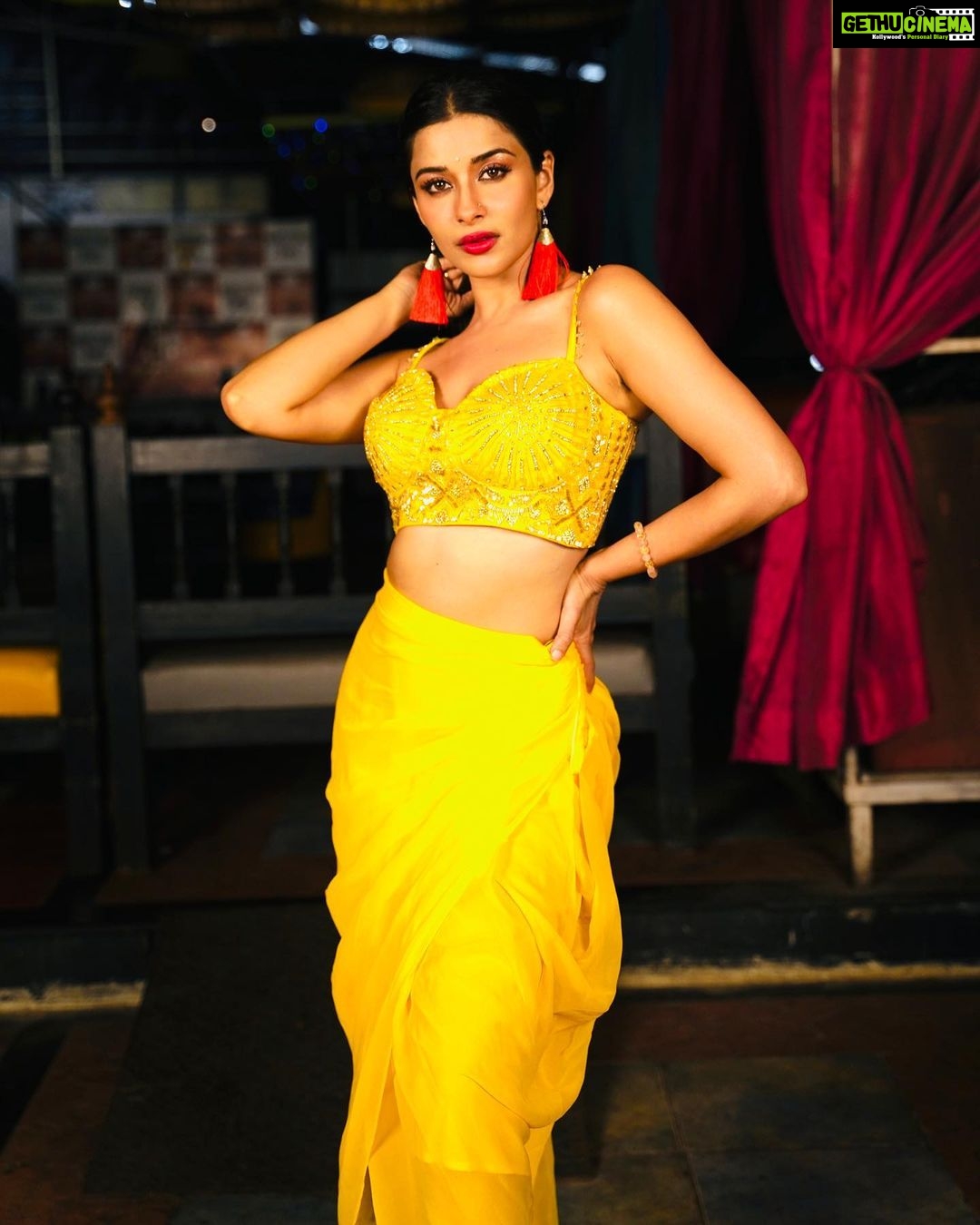 Madhuurima Instagram – I really just want to be warm yellow light that ...