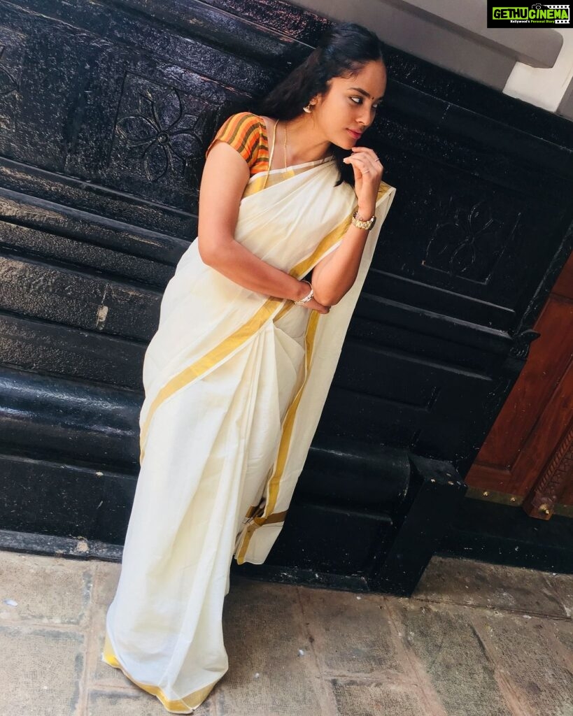 Nandita Swetha Instagram – Jus loved these random pics. Innocence n love💙💚💛🧡 ️💜🖤💞💗💗 #Baby #Kiss ...