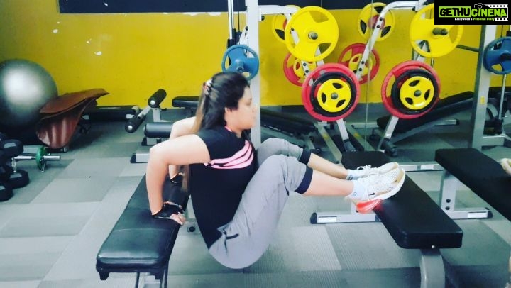 Neetu Chandra Instagram - So here is #tricepsworkout #dips Today with ...