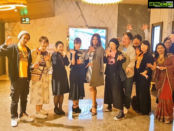 Neetu Chandra Instagram – So here is #tricepsworkout #dips Today with ...