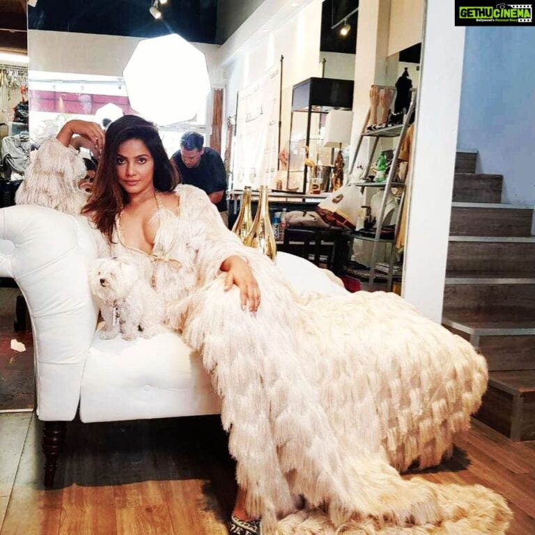 Neetu Chandra Wiki, Biography, Age, Gallery, Spouse and more