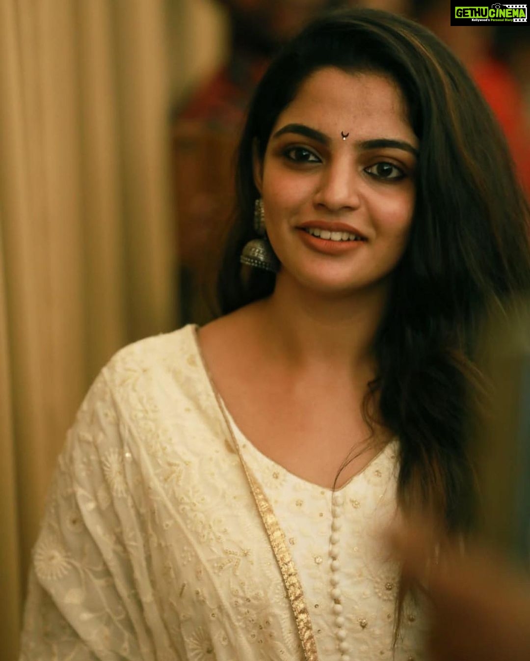 Nikhila Vimal Instagram – Just smile 😬 👗: @paris_de_boutique 📸 ...