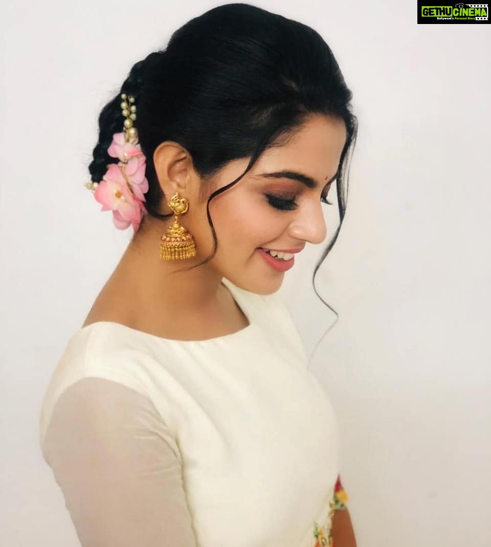 Actress Nikhila Vimal HD Photos and Wallpapers September 2019 - Gethu ...
