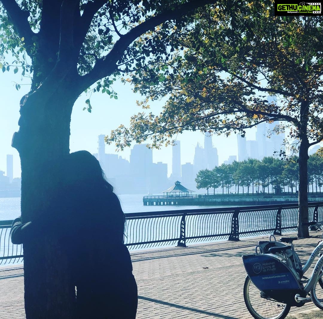 Poonam Kaur Instagram – #hug a #tree #newyorkskyline | Gethu Cinema