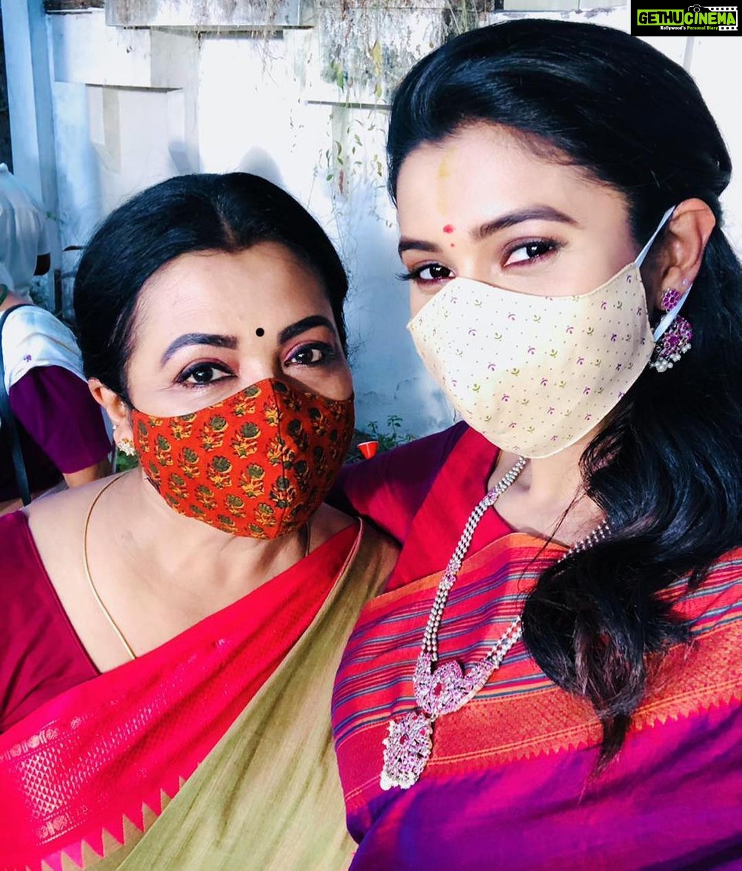 Poornima Bhagyaraj Instagram – Happy new year to everyone. Praying for ...